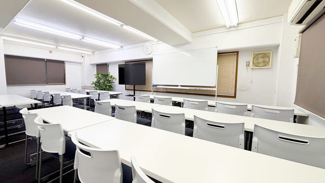 【JR品川駅徒歩3分!28名利用可】大型55インチモニター・WiFi全て無料!男女別トイレ有!ふれあい貸し会議室 品川No102の写真1