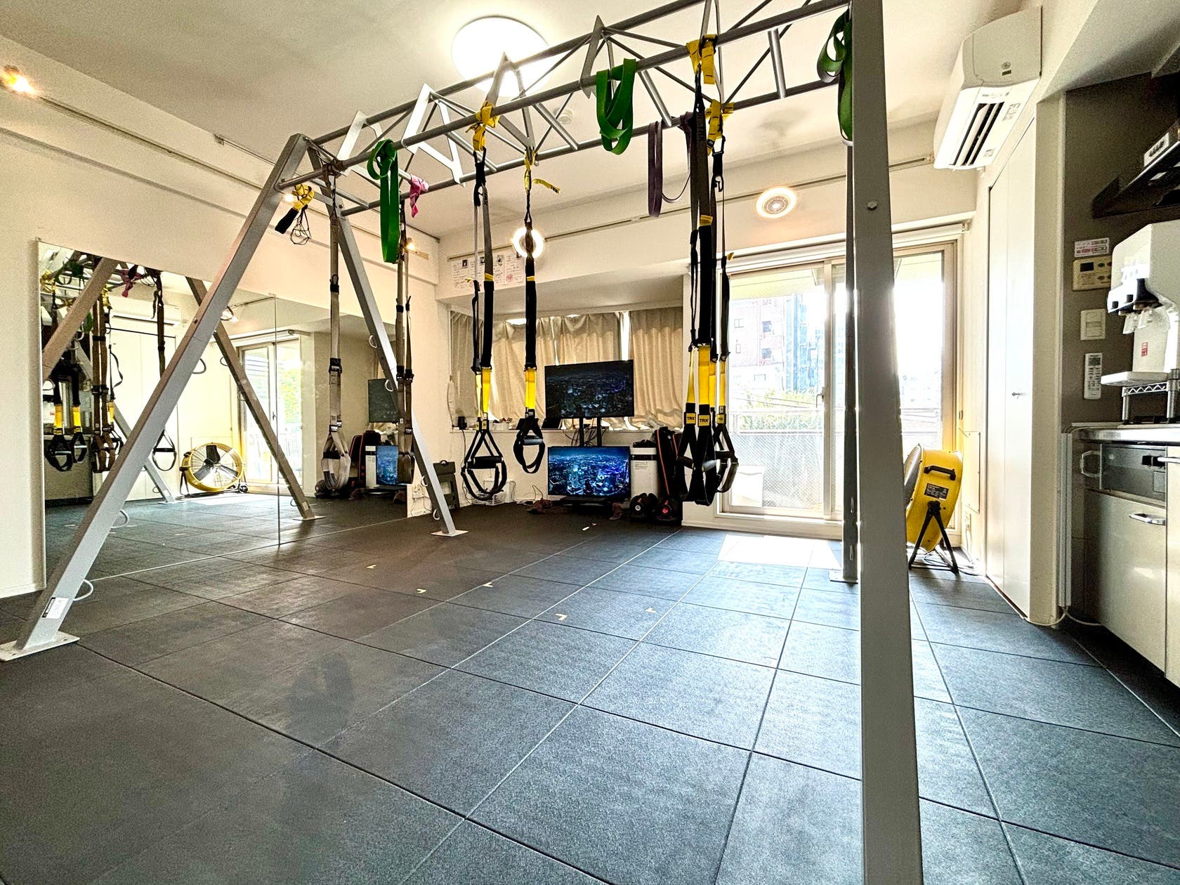 【恵比寿・広尾】自重💪女性パーソナル🏋️ウォーターサーバー、シャワー🚿全身鏡｜TRX｜着替えスペース｜ダンス[40]の写真1