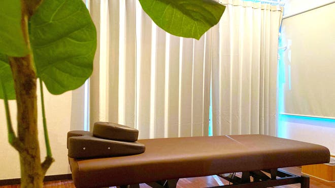 【~ゆったり広々、開放的なプライベートサロン~】心斎橋駅・本町駅より徒歩5分程《備品充実/日当たり良好/電動昇降ベッド》の写真3