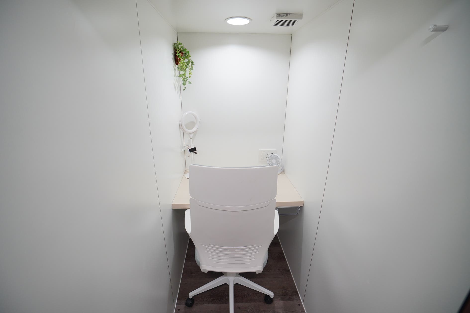 ＜ビズボ東京駅八重洲日本橋No.5＞【OPEN SALE】【換気ファン付完全個室】日本橋駅A7番出口徒歩1分🚃光Wi-Fi📶電源の写真3