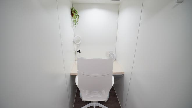 <ビズボ東京駅八重洲日本橋No.5>【OPEN SALE】【換気ファン付完全個室】日本橋駅A7番出口徒歩1分🚃光Wi-Fi📶電源の写真3