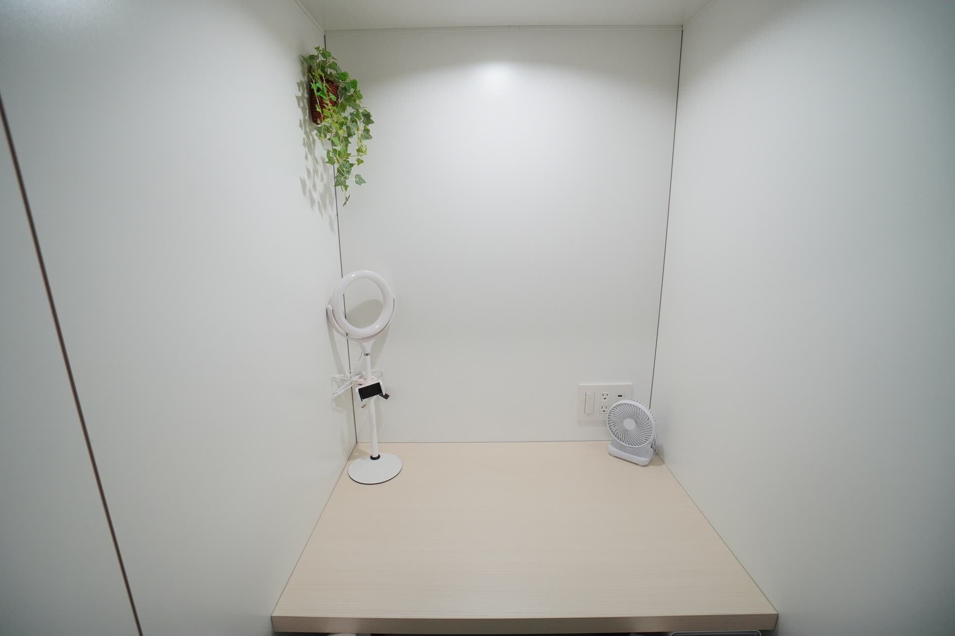 ＜ビズボ東京駅八重洲日本橋No.5＞【OPEN SALE】【換気ファン付完全個室】日本橋駅A7番出口徒歩1分🚃光Wi-Fi📶電源の写真2