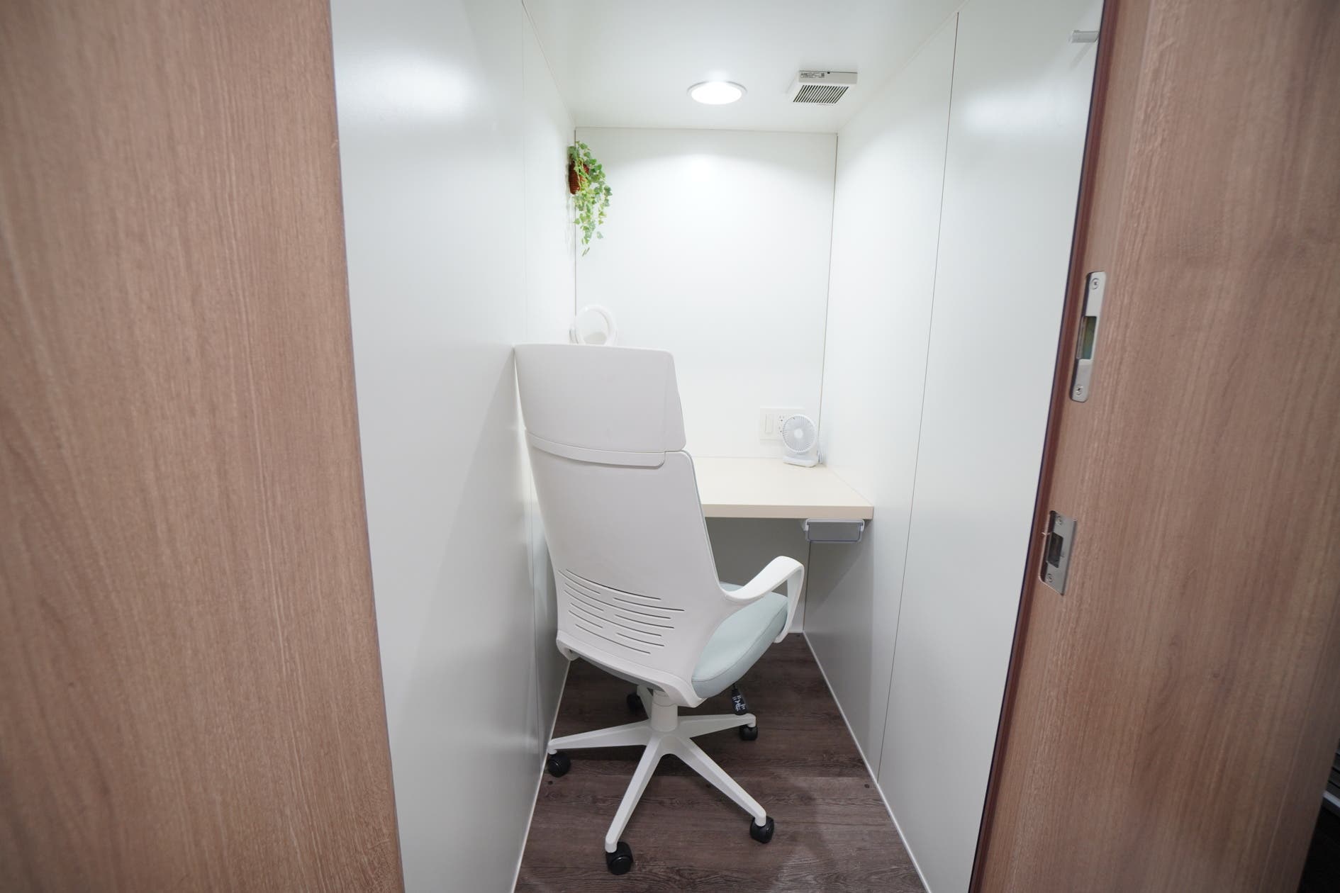 ＜ビズボ東京駅八重洲日本橋No.5＞【OPEN SALE】【換気ファン付完全個室】日本橋駅A7番出口徒歩1分🚃光Wi-Fi📶電源の写真4