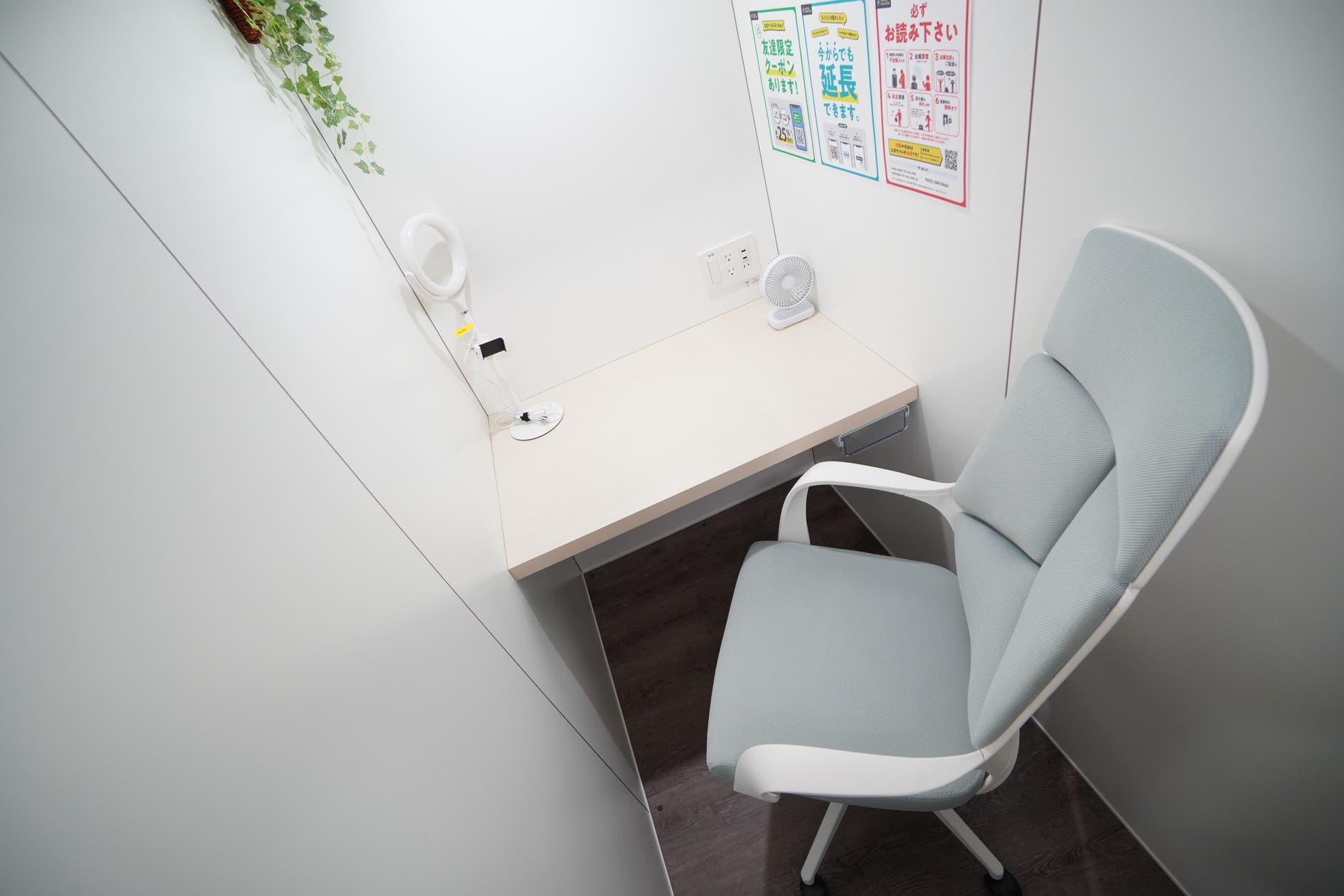 ＜ビズボ東京駅八重洲日本橋No.5＞【OPEN SALE】【換気ファン付完全個室】日本橋駅A7番出口徒歩1分🚃光Wi-Fi📶電源の写真1