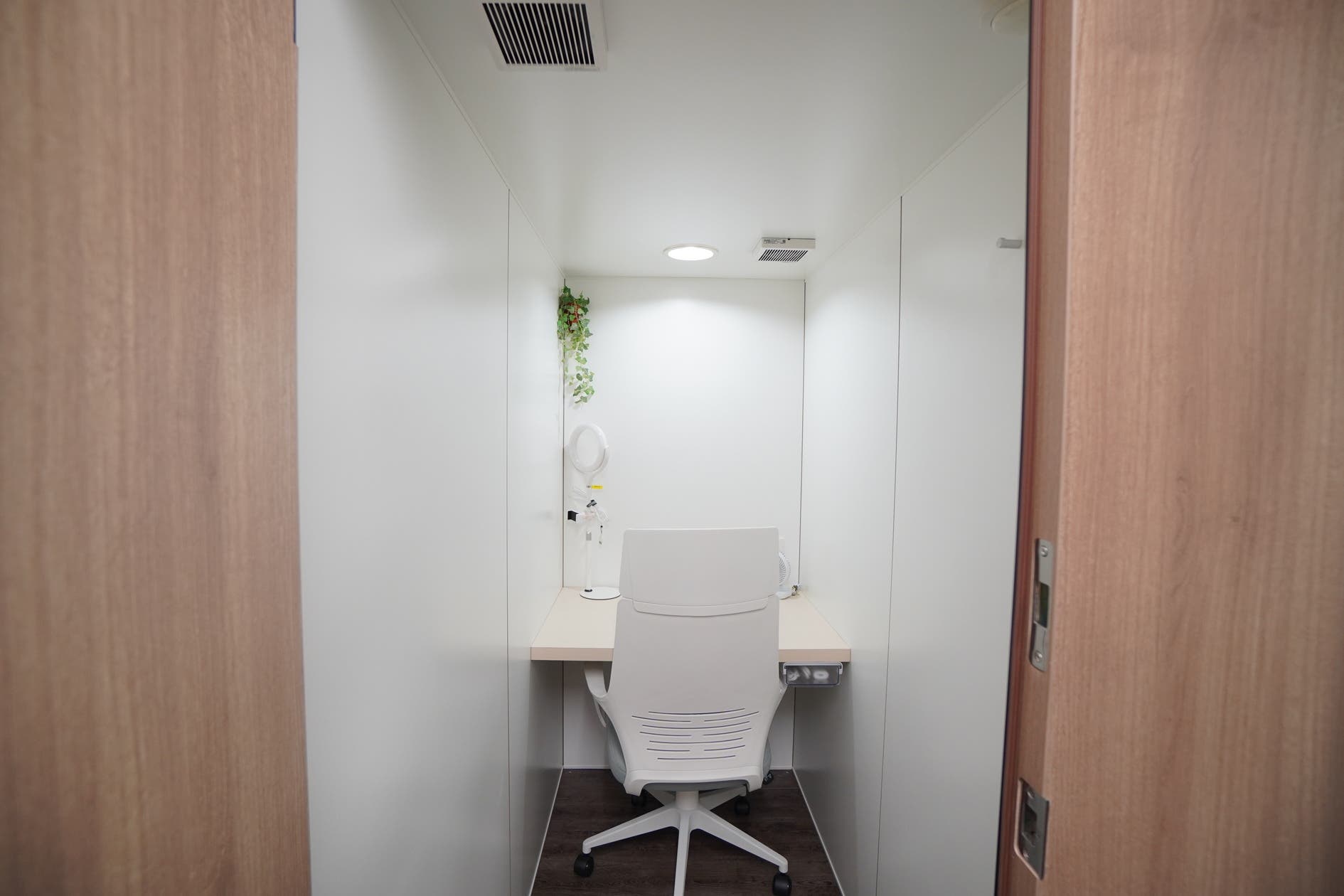 ＜ビズボ東京駅八重洲日本橋No.6＞【OPEN SALE】【換気ファン付完全個室】日本橋駅A7番出口徒歩1分🚃光Wi-Fi📶電源の写真2