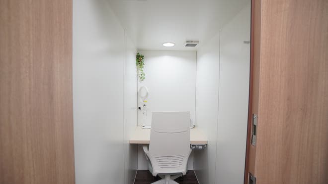 <ビズボ東京駅八重洲日本橋No.6>【OPEN SALE】【換気ファン付完全個室】日本橋駅A7番出口徒歩1分🚃光Wi-Fi📶電源の写真2