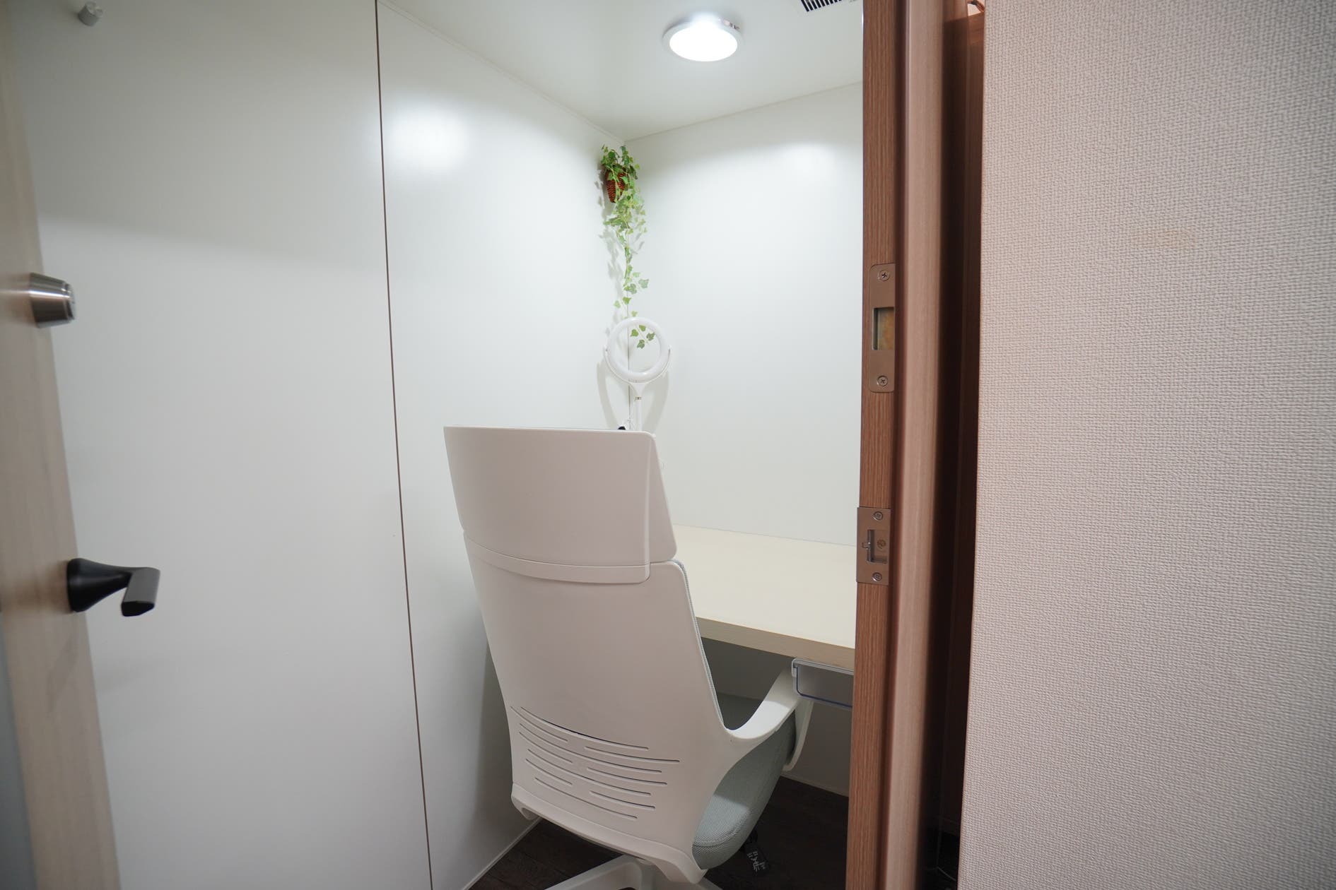 ＜ビズボ東京駅八重洲日本橋No.7＞【OPEN SALE】【換気ファン付完全個室】日本橋駅A7番出口徒歩1分🚃光Wi-Fi📶電源の写真4