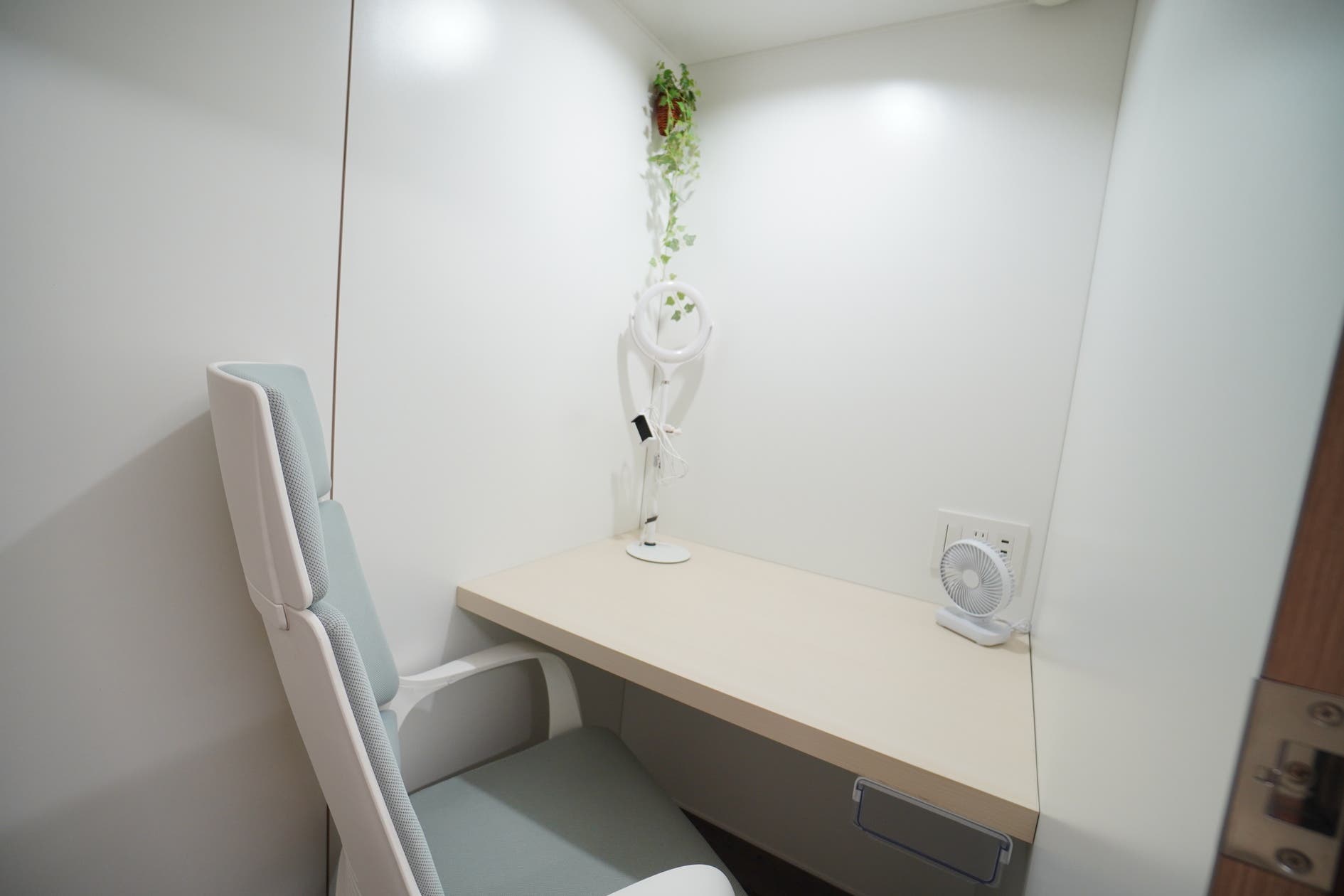 ＜ビズボ東京駅八重洲日本橋No.7＞【OPEN SALE】【換気ファン付完全個室】日本橋駅A7番出口徒歩1分🚃光Wi-Fi📶電源の写真2