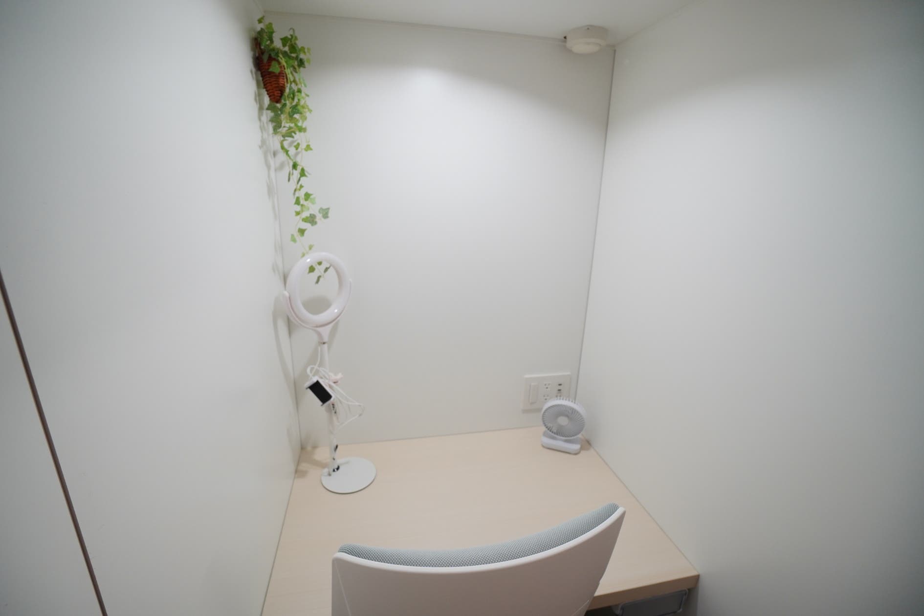 ＜ビズボ東京駅八重洲日本橋No.7＞【OPEN SALE】【換気ファン付完全個室】日本橋駅A7番出口徒歩1分🚃光Wi-Fi📶電源の写真3