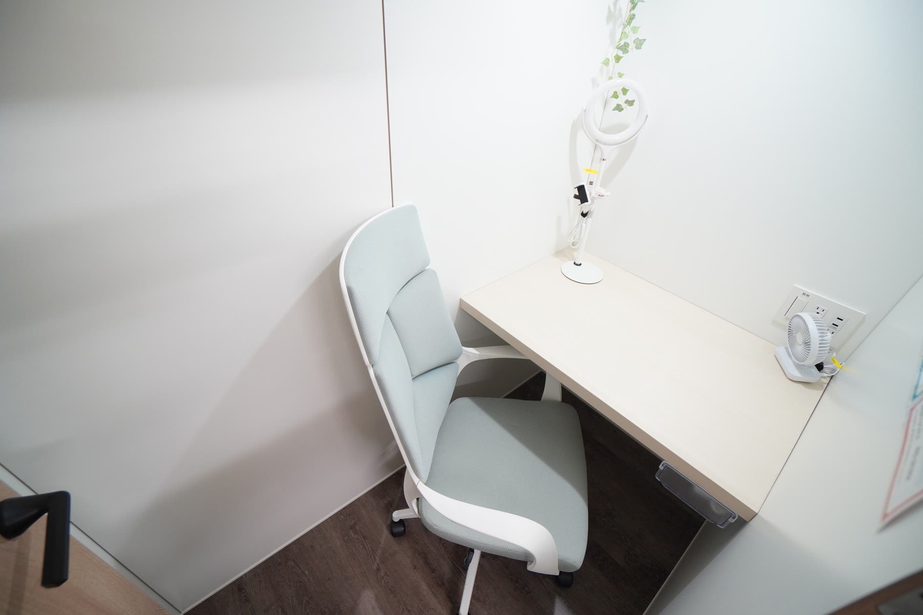 ＜ビズボ東京駅八重洲日本橋No.7＞【OPEN SALE】【換気ファン付完全個室】日本橋駅A7番出口徒歩1分🚃光Wi-Fi📶電源の写真1