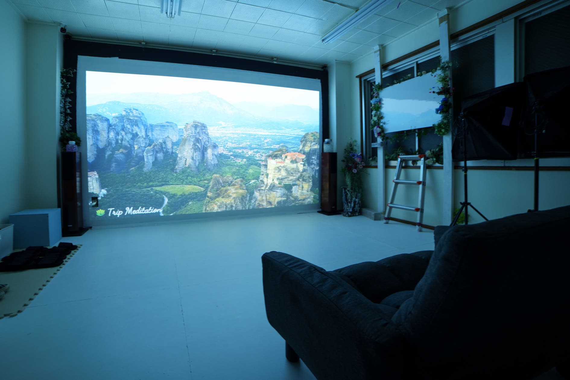 会議｜撮影🧑‍💻神戸三宮駅3分到着✨3m巨大スクリーン映画鑑賞/ミーティング/床面白塗装/土足禁止/会議も明るい！便利！の写真6