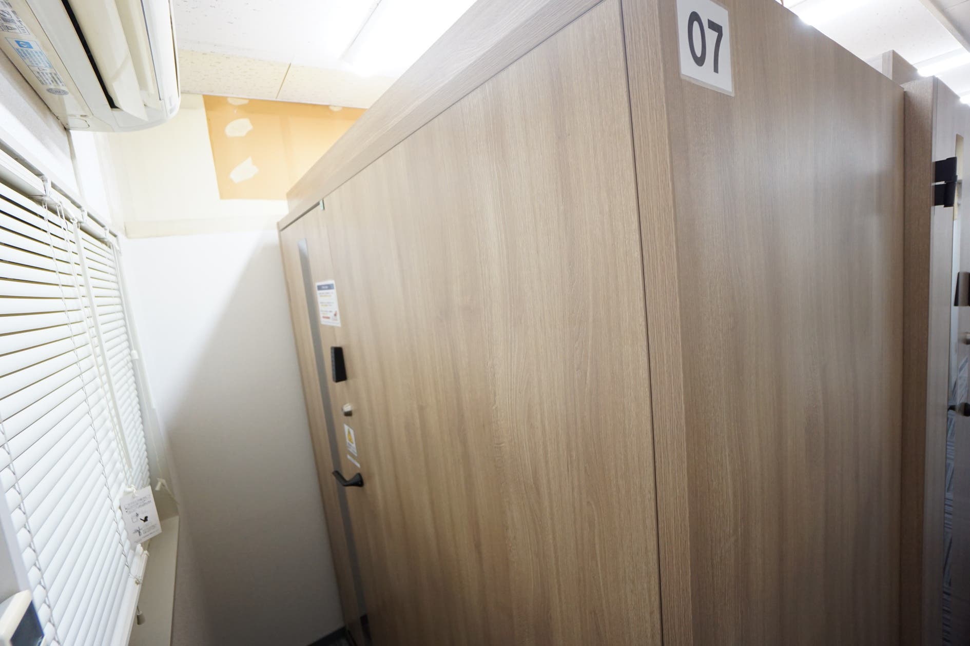 ＜ビズボ東京駅八重洲日本橋No.3＞【OPEN SALE】【換気ファン付完全個室】日本橋駅A7番出口徒歩1分🚃光Wi-Fi📶電源の写真7