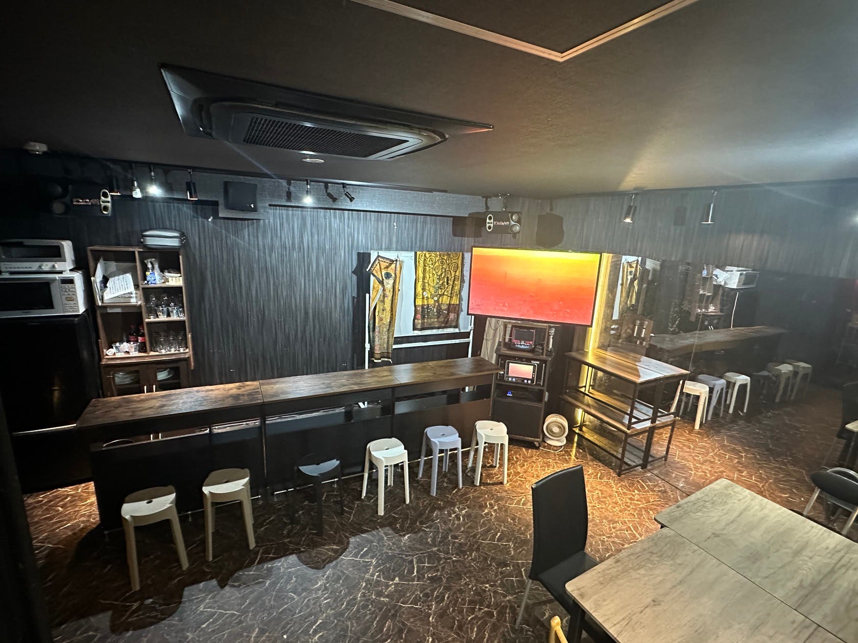 毎回清掃、隠れ家カラオケ完備、除菌グッズ完備、換気できます。の写真1