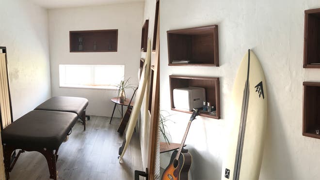 箕面萱野駅から徒歩5分のカフェ店内のサロンルーム(無料駐車場あり)の写真1