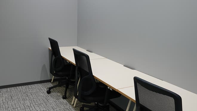 貸し会議室【Room9 - 3人部屋】 ー chilink WORKSITE MINATOMIRAI ※新高島駅から徒歩2分の写真1