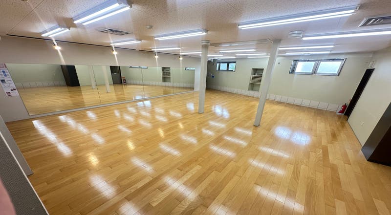 75㎡の広々空間。音響設備や大きな鏡があり，ダンスやヨガ，ピラティスなどに最適な空間です。最大20台の駐車場も完備