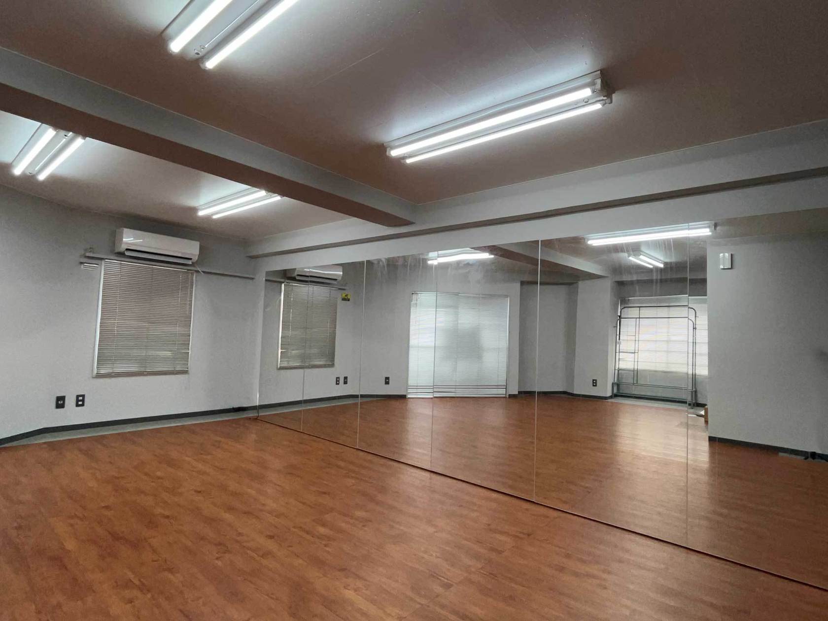 高田馬場駅から徒歩3分🌟大きな鏡のスタジオ、ヨガやウォーキング、お稽古にも！の写真1