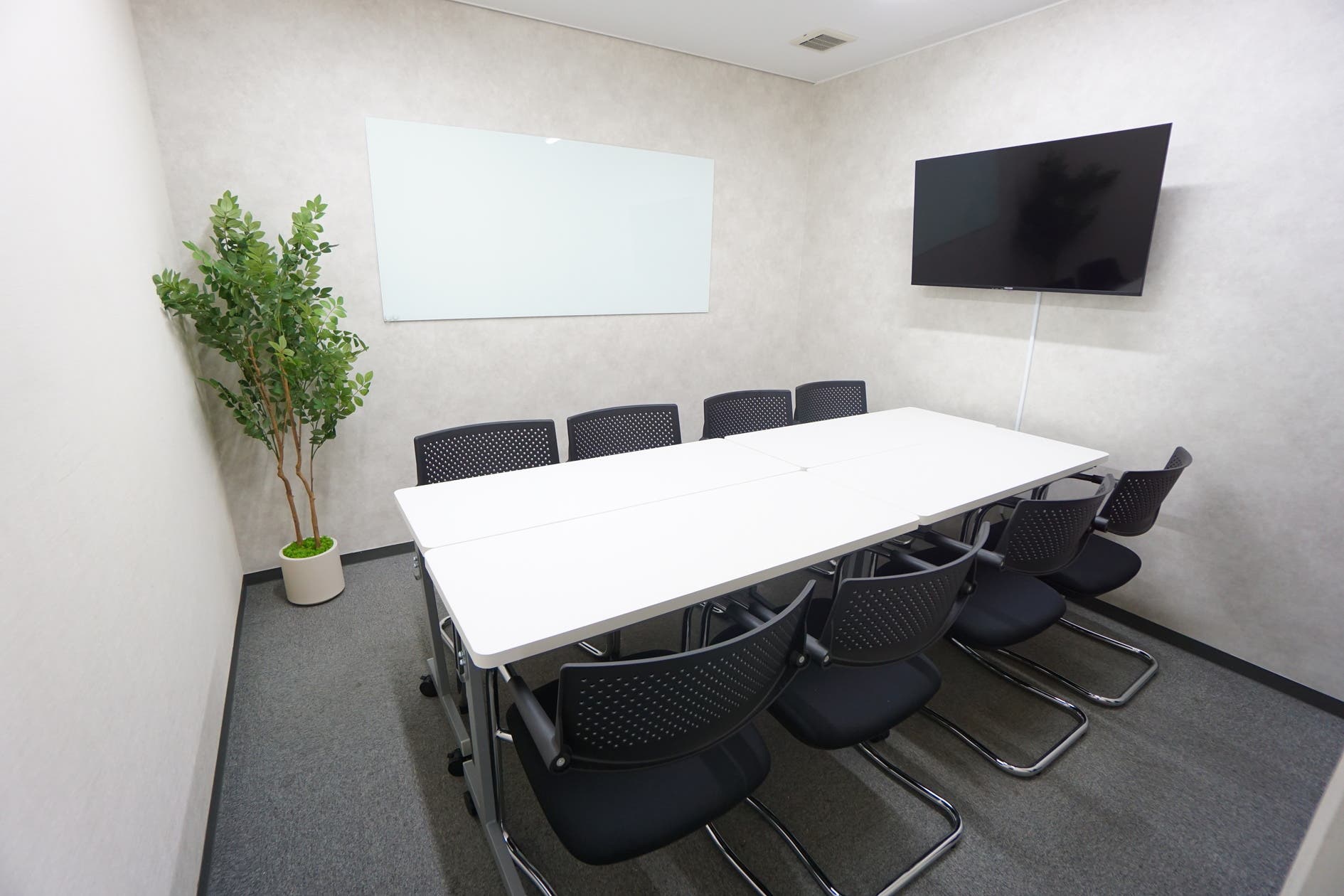 ＜大阪駅チカビジネス会議室＞OPEN記念価格SALE！大阪駅/北新地駅直結🚃Wi-Fi📶スマートテレビ📺会議/セミナー/Zoomの写真1
