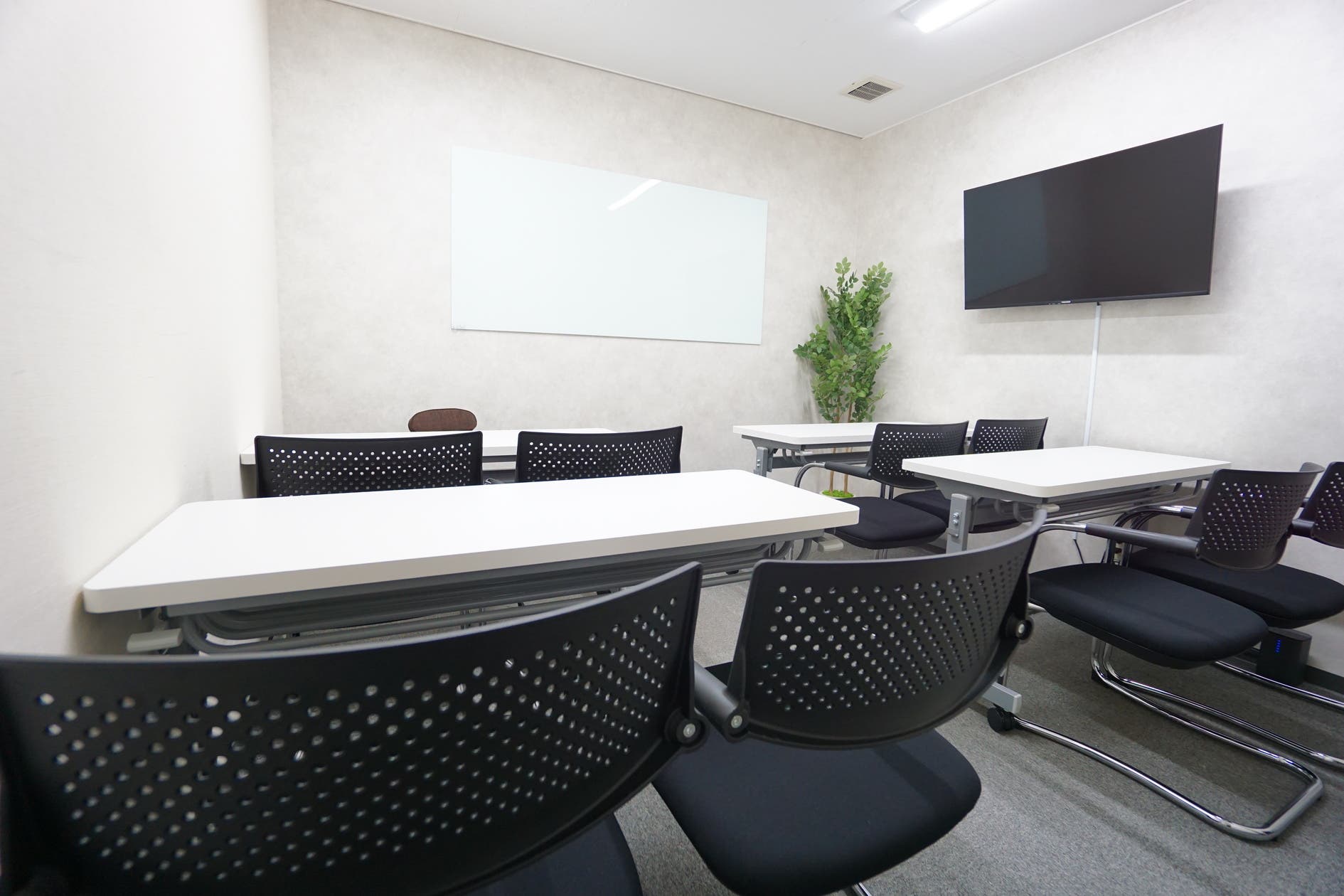 ＜大阪駅チカビジネス会議室＞OPEN記念価格SALE！大阪駅/北新地駅直結🚃Wi-Fi📶スマートテレビ📺会議/セミナー/Zoomの写真10