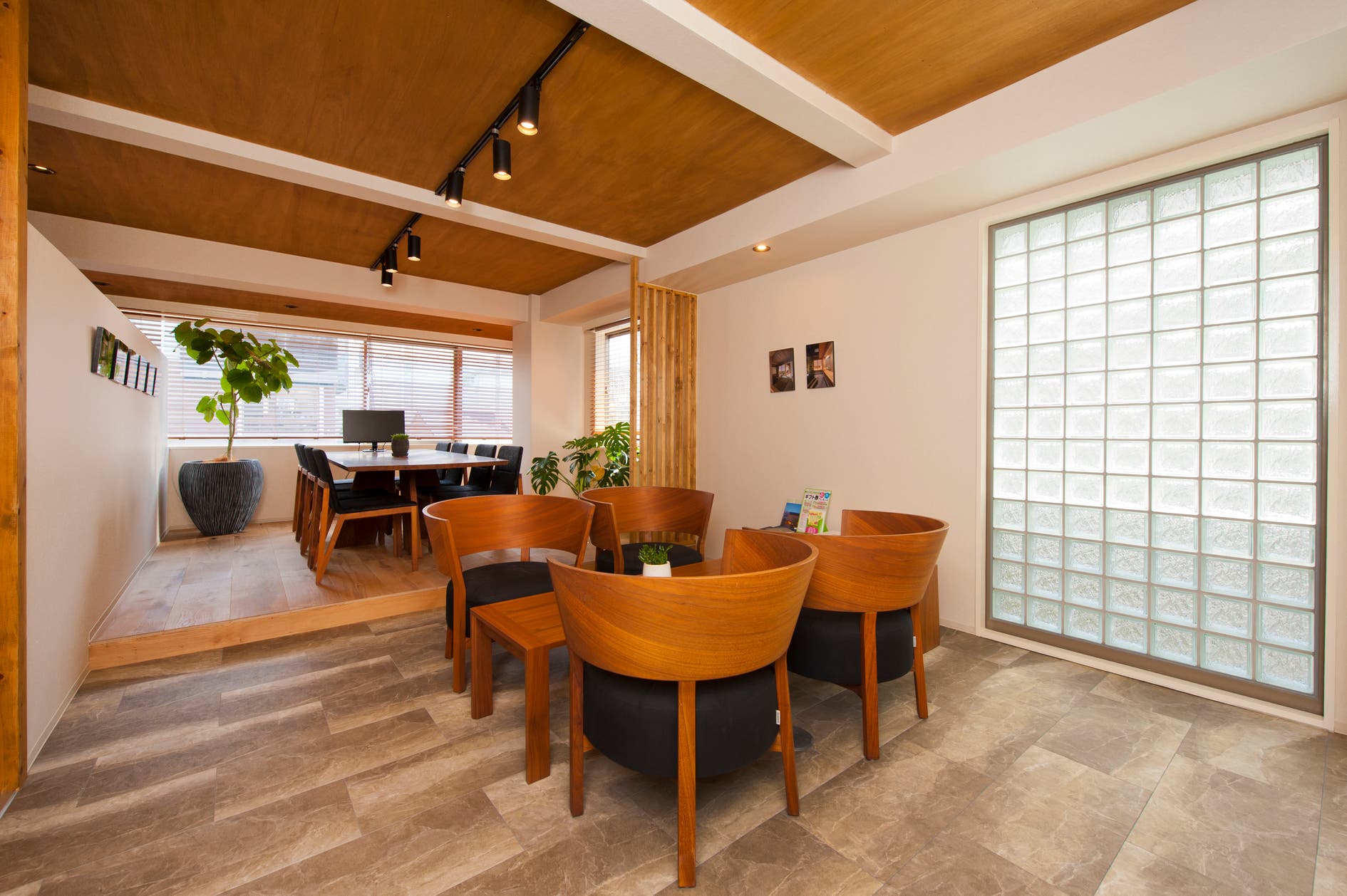 京都駅から徒歩5分のレンタル会議室 自然光　おしゃれの写真3