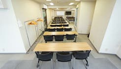 <スカイラークビル8階貸会議室>小田原駅徒歩1分🚃高速光回線Wi-Fi📶大型モニター🖥️会議/セミナー/研修/撮影の写真3
