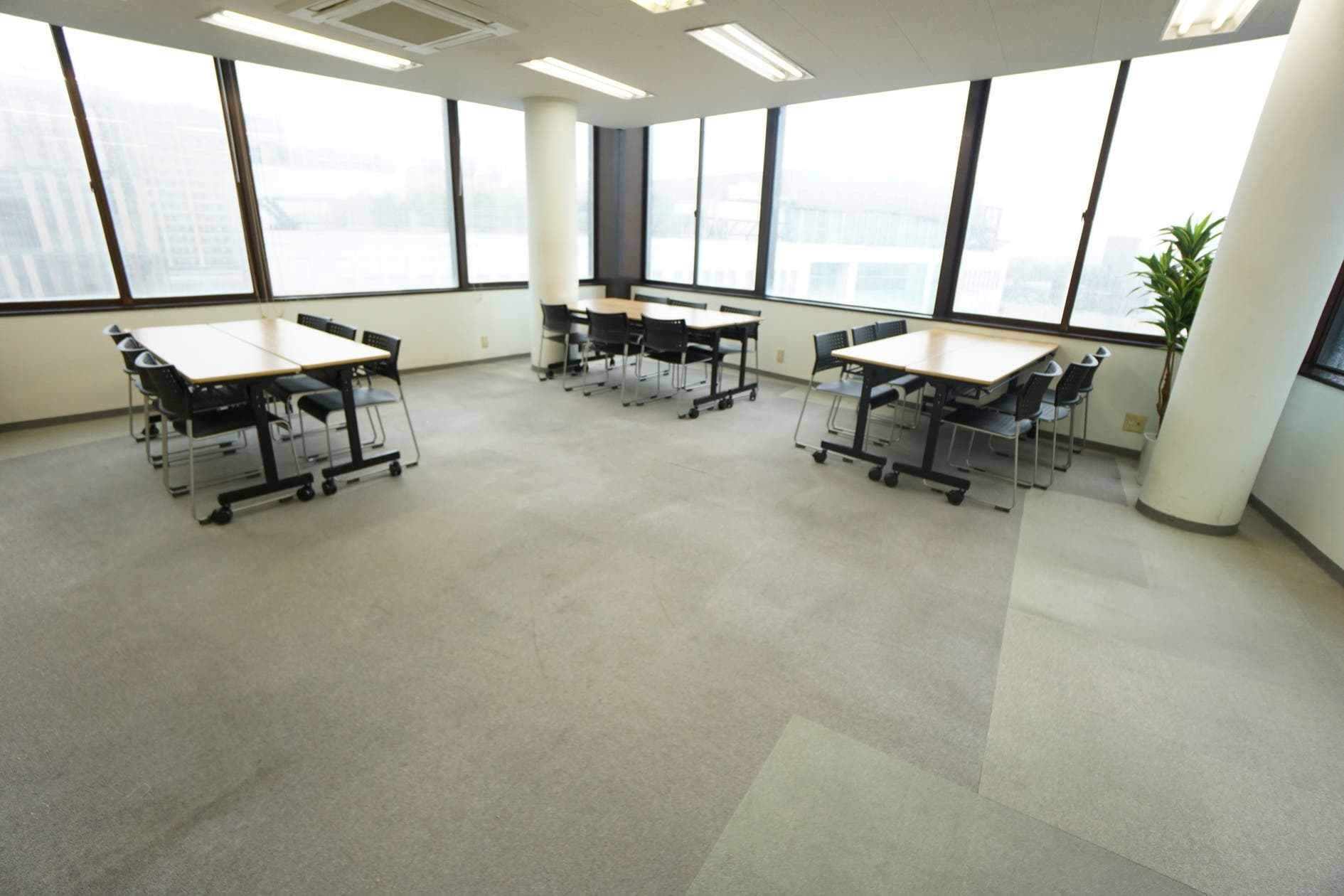 ＜スカイラークビル8階貸会議室＞小田原駅徒歩1分🚃高速光回線Wi-Fi📶大型モニター🖥️会議/セミナー/研修/撮影の写真9