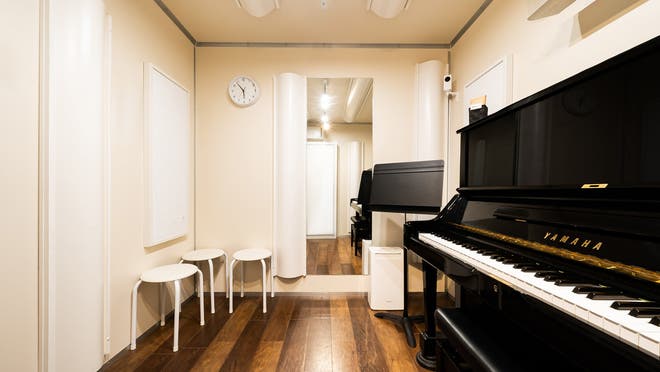 【Cst】東中野駅近、防音、ほぼ月1調律のピアノ、清潔で快適、24時間OK、こだわりの音響、ネット完備。楽器・歌の練習、レッスンの写真1