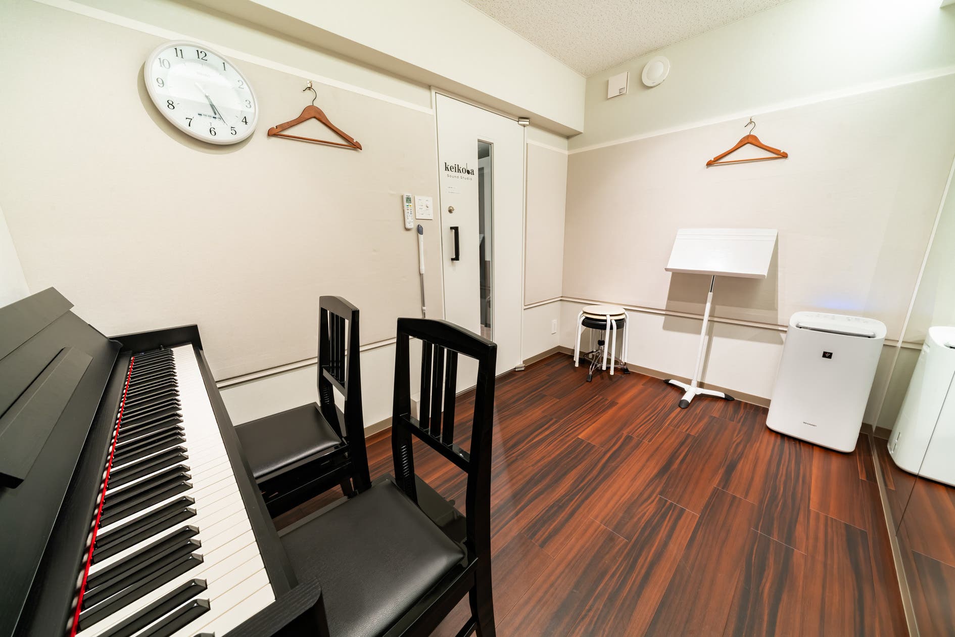 【Jst】東中野駅近、防音、清潔で快適、壁一面鏡張り、24時間OK、電子ピアノ、ネット完備。楽器・歌の練習、レッスン、撮影の写真2