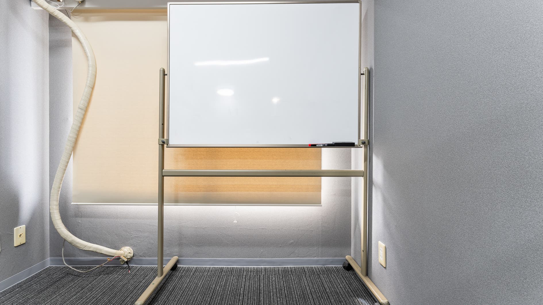 ✨2号店OPEN✨【新宿駅3分】12席、光回線高速WiFi、モニター・ホワイトボード完備☆1日1回スタッフ完全清掃の会議室の写真6