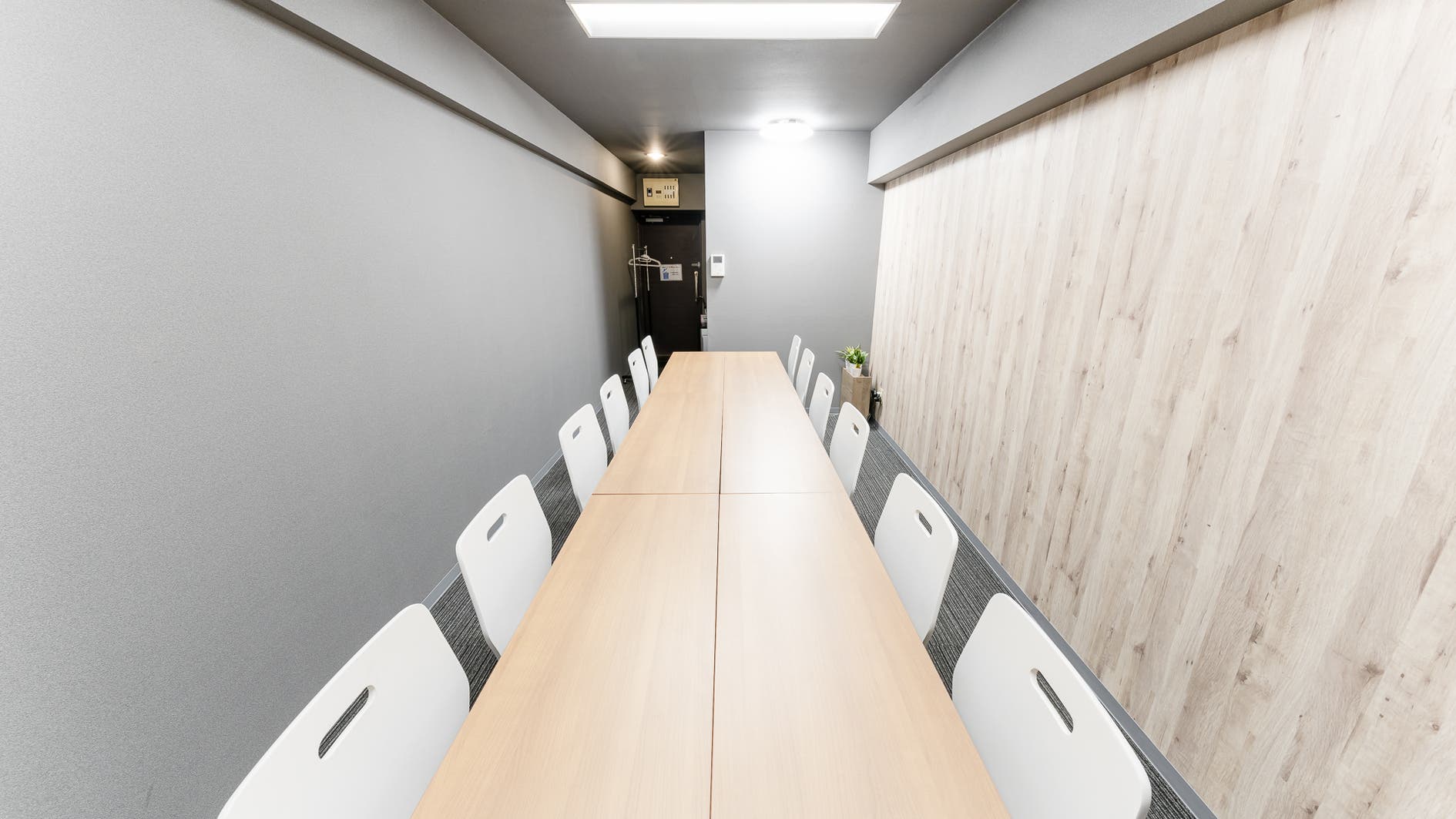 ✨2号店OPEN✨【新宿駅3分】12席、光回線高速WiFi、モニター・ホワイトボード完備☆1日1回スタッフ完全清掃の会議室の写真21