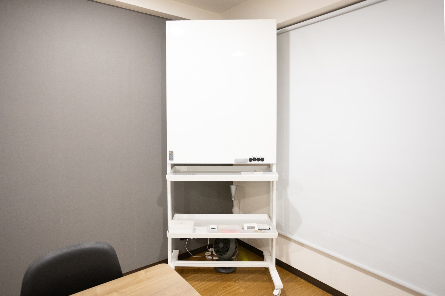 【大手町/神田駅徒歩５分】16名収容🛜光Wi-Fi🌇プロジェクター🗝️鍵無し入室可📊会議📷撮影/動画配信🃏ボドゲに最適の写真10