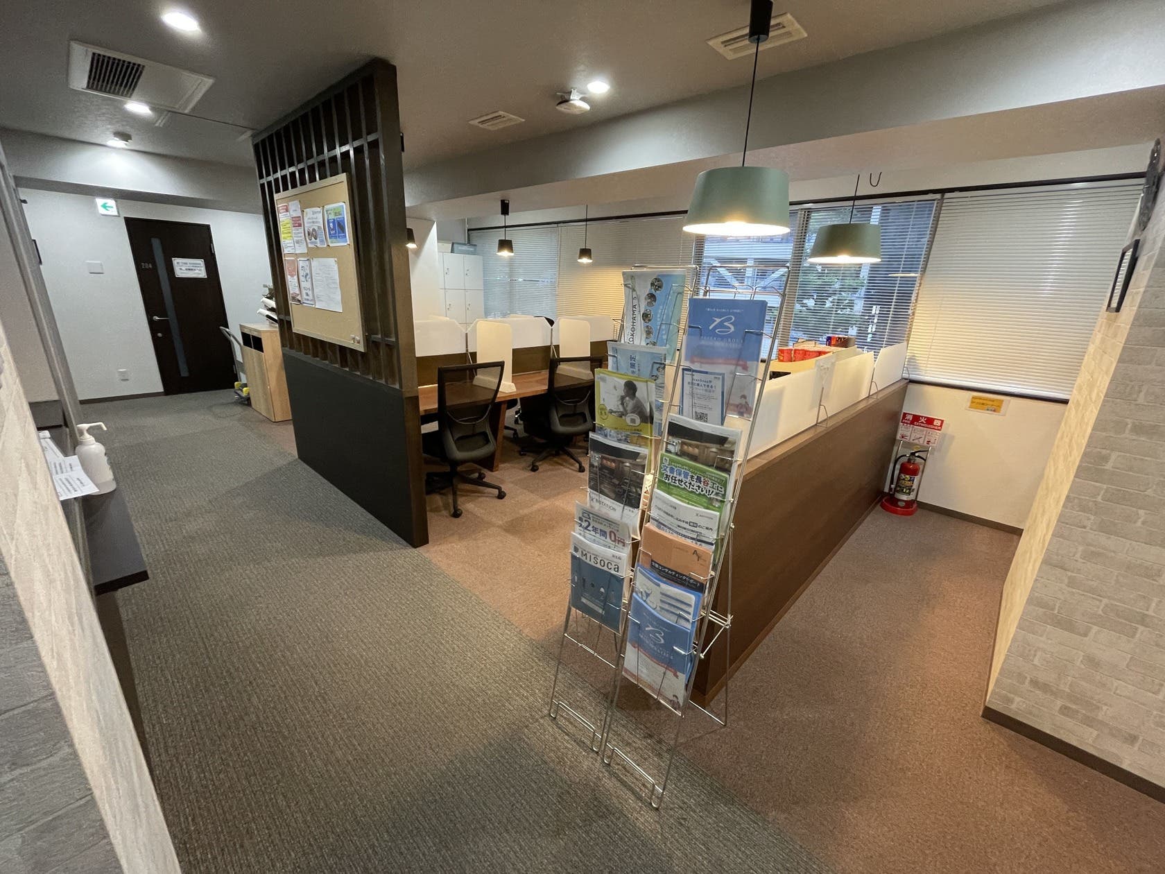 310 【新横浜駅5分】1~2名利用/モニター有/広い快適個室/窓ありで明るい/WEB会議/面接/テレワーク/駅近の写真6