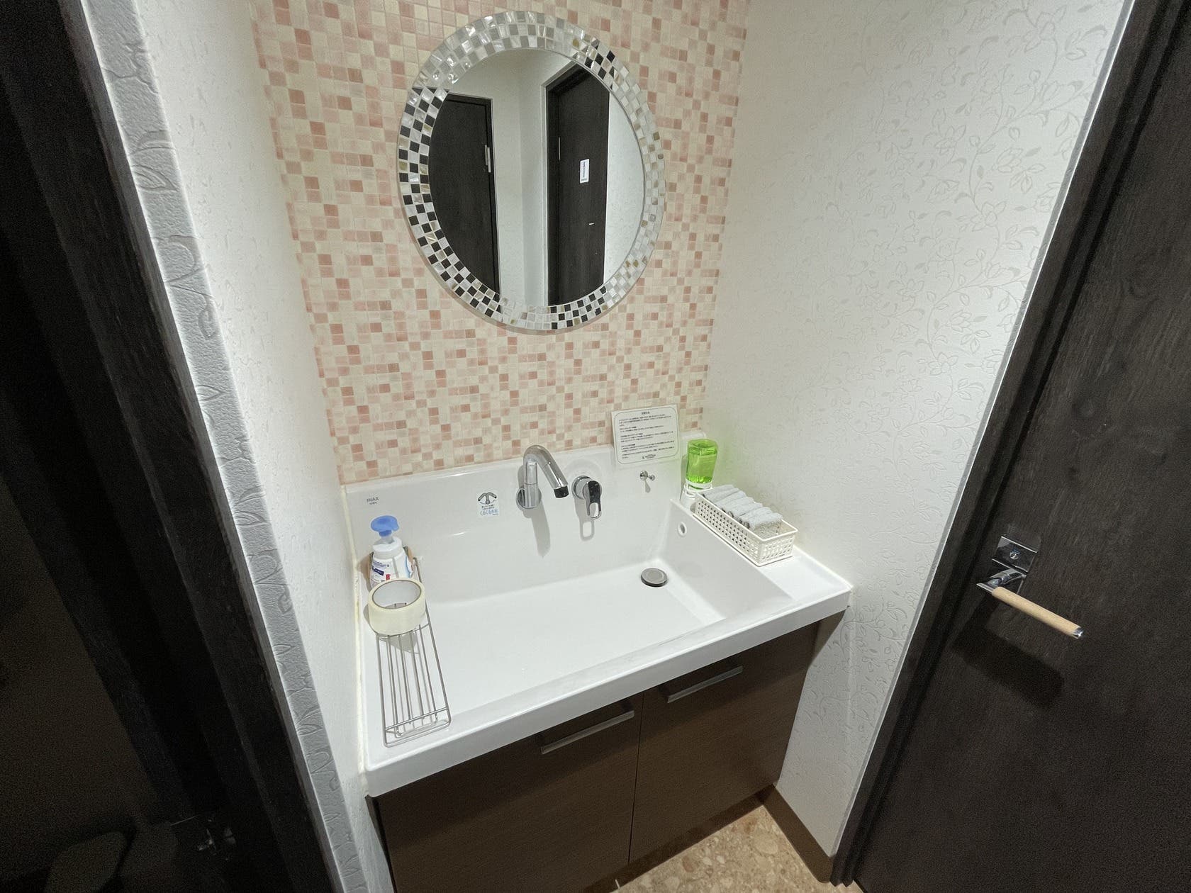 310 【新横浜駅5分】1~2名利用/モニター有/広い快適個室/窓ありで明るい/WEB会議/面接/テレワーク/駅近の写真7