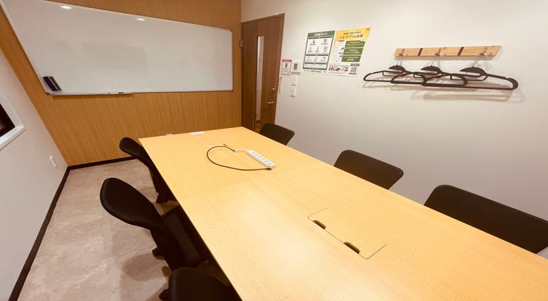 【¥550/30分！小岩駅から1分】モニター・フリードリンク付き6名会議室（Room A ）※予約時間前は入室不可