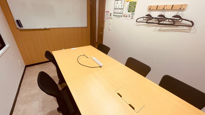 【¥550/30分!小岩駅から1分】モニター・フリードリンク付き6名会議室(Room A )※予約時間前は入室不可の写真1