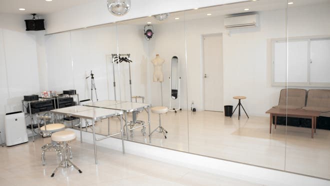 ウエディングのロケーション前撮り ・ウエディングフォト・ブライダル 撮影のメイクスペース・フィッティングスペースの写真1