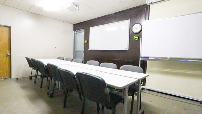 【飯田橋駅A2出口から20秒・JR改札間近・最安】会議向け!天吊りプロジェクター・WiFi無料!ふれあい貸し会議室 飯田橋No9の写真1