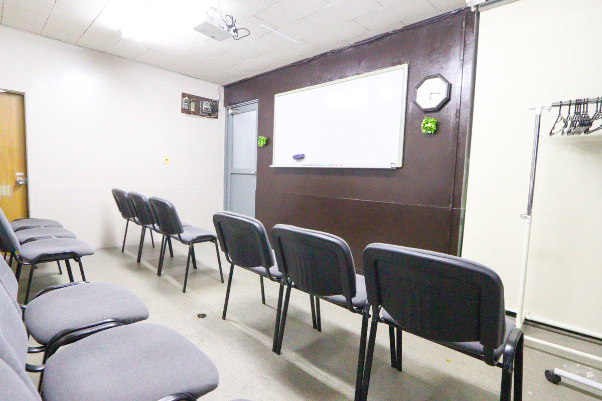 【飯田橋駅A2出口から20秒・JR改札間近・最安】会議向け！天吊りプロジェクター・WiFi無料！ふれあい貸し会議室 飯田橋No9の写真5