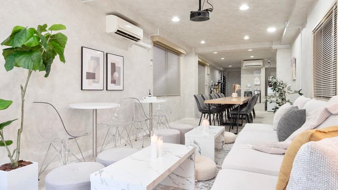 新宿駅3分🚃24H/最大32名着席🎉電動大型スクリーン🎬映画・大人気ゲーム機が大迫力🎮おしゃれなケータリング♪の写真1