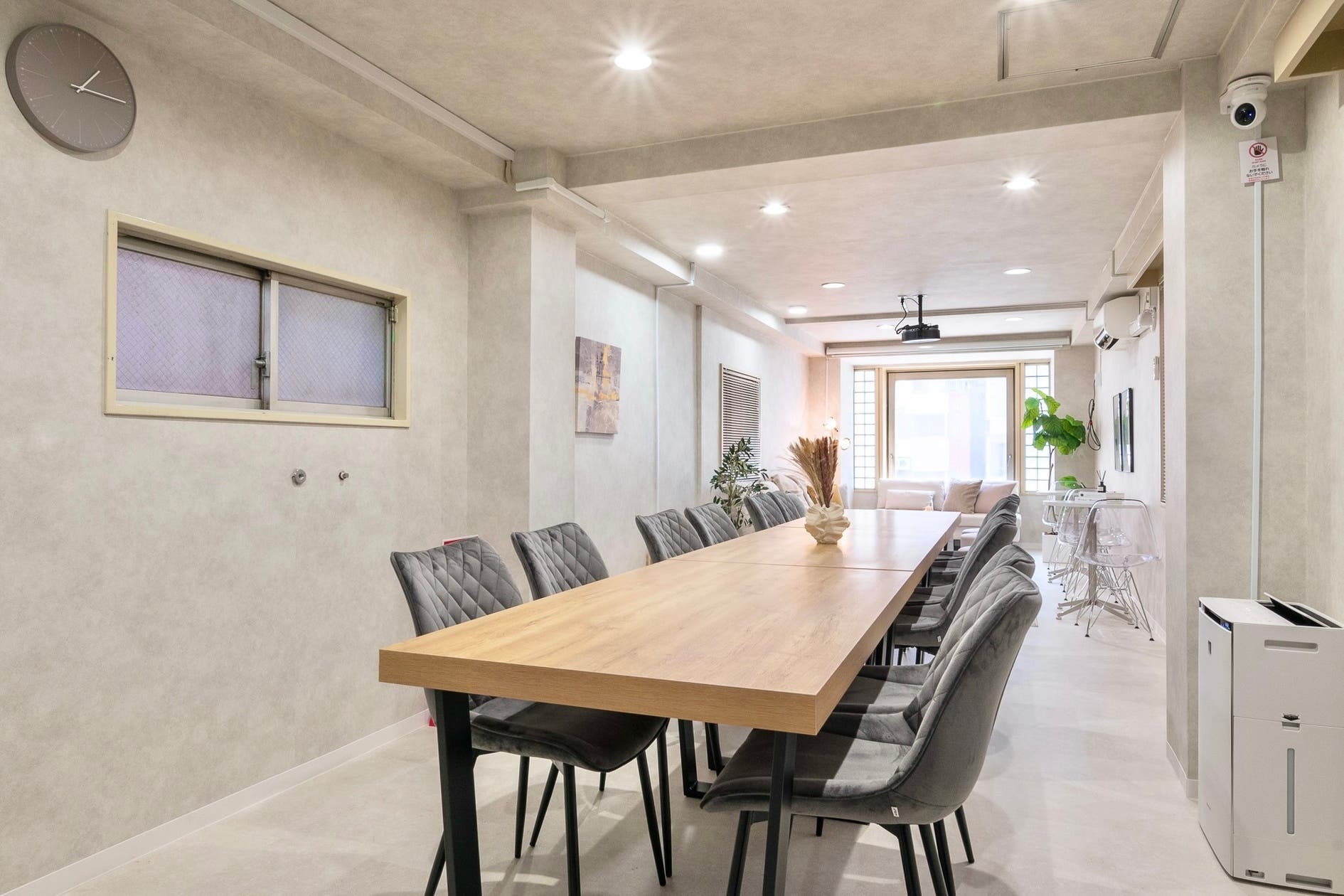 新宿駅3分🚃24H/最大32名着席🎉電動大型スクリーン🎬映画・大人気ゲーム機が大迫力🎮おしゃれなケータリング♪の写真5