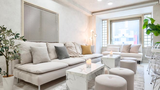 新宿駅3分🚃24H/最大32名着席🎉電動大型スクリーン🎬映画・大人気ゲーム機が大迫力🎮おしゃれなケータリング♪の写真6