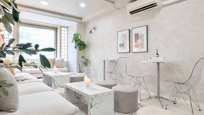 新宿駅3分🚃24H/最大32名着席🎉電動大型スクリーン🎬映画・大人気ゲーム機が大迫力🎮おしゃれなケータリング♪の写真7