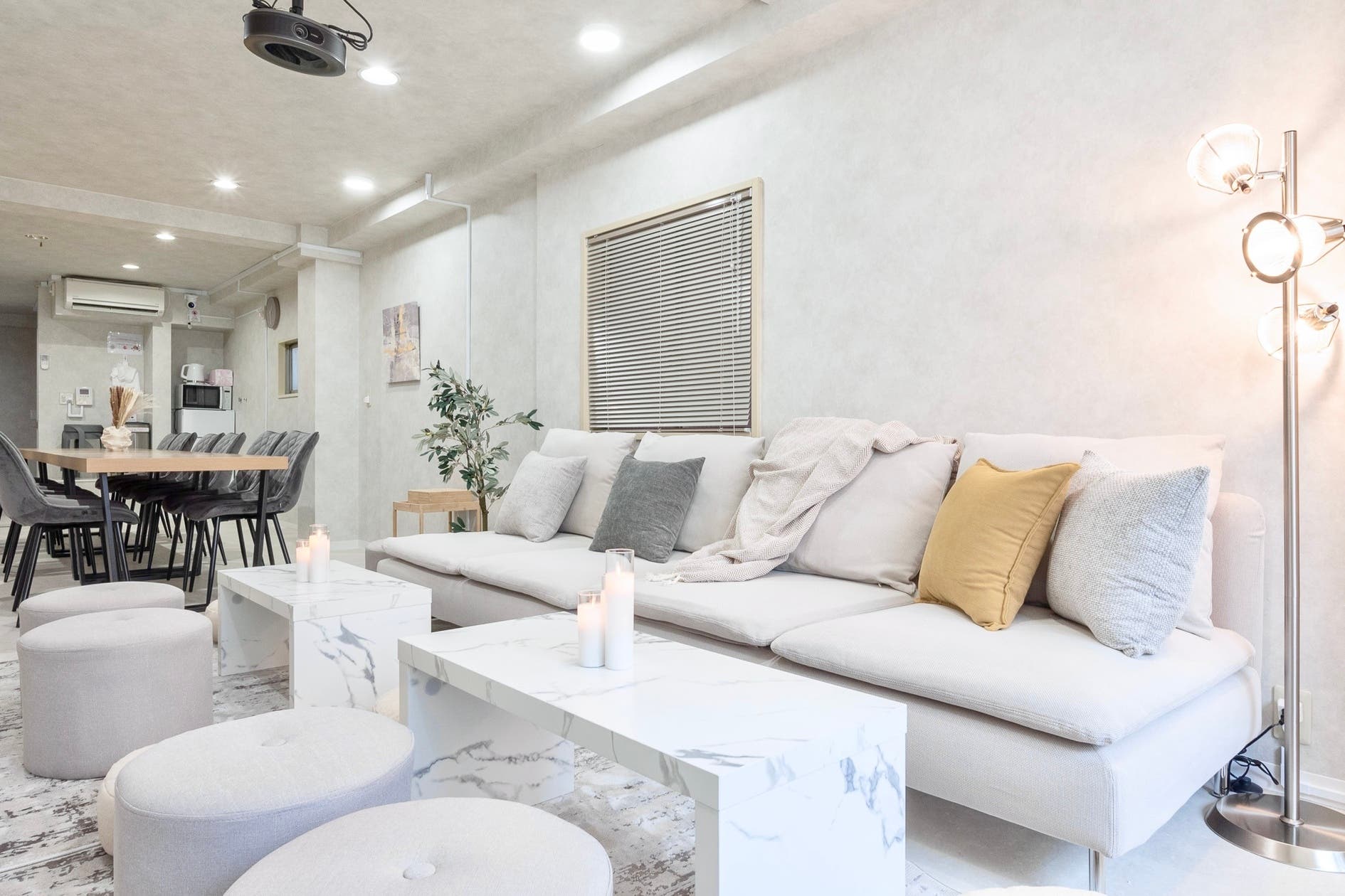 新宿駅3分🚃24H/最大32名着席🎉電動大型スクリーン🎬映画・大人気ゲーム機が大迫力🎮おしゃれなケータリング♪の写真8