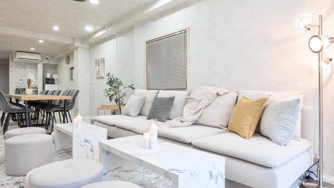 新宿駅3分🚃24H/最大32名着席🎉電動大型スクリーン🎬映画・大人気ゲーム機が大迫力🎮おしゃれなケータリング♪の写真8