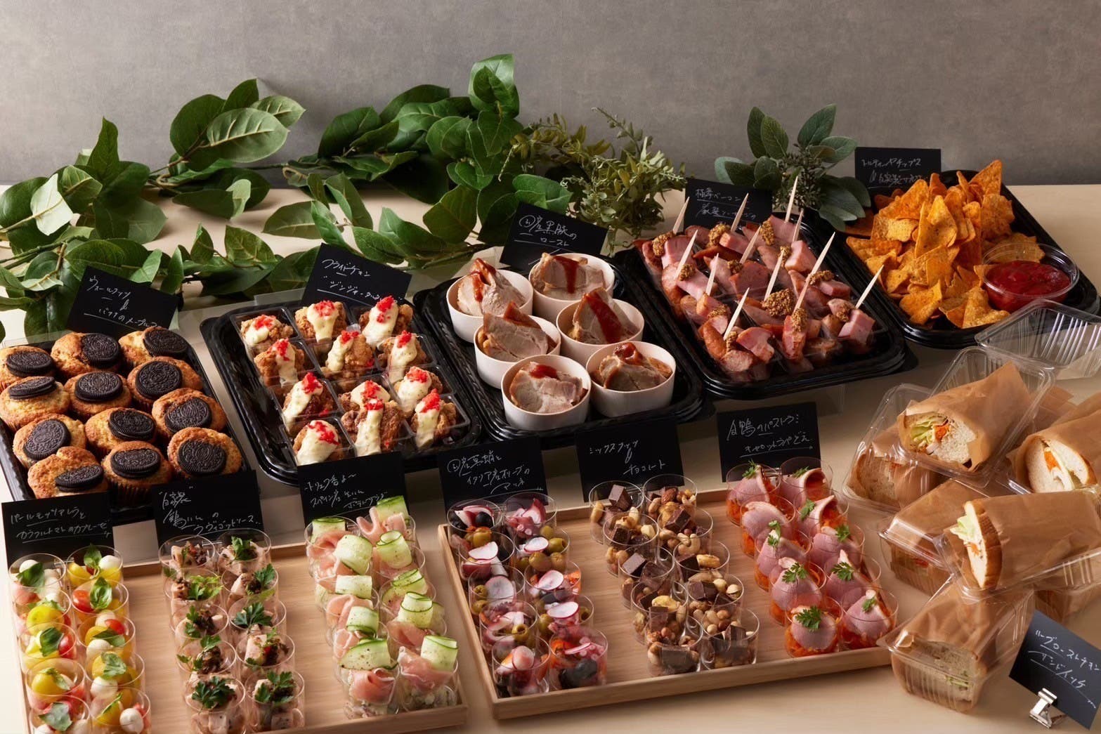 新宿駅3分🚃24H/最大32名着席🎉電動大型スクリーン🎬映画・大人気ゲーム機が大迫力🎮おしゃれなケータリング♪の写真11