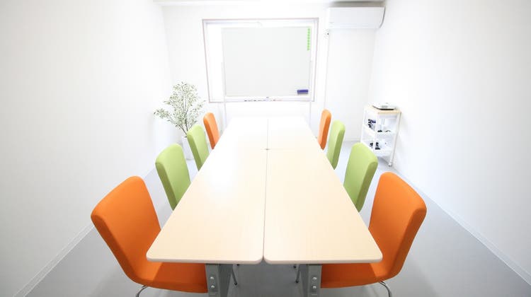 🎯新大阪駅徒歩1分🎯新規オープン📣シンプルな会議室🌈当日予約可🌈14人収容🌈◆お気軽会議室新大阪solare◆の写真1
