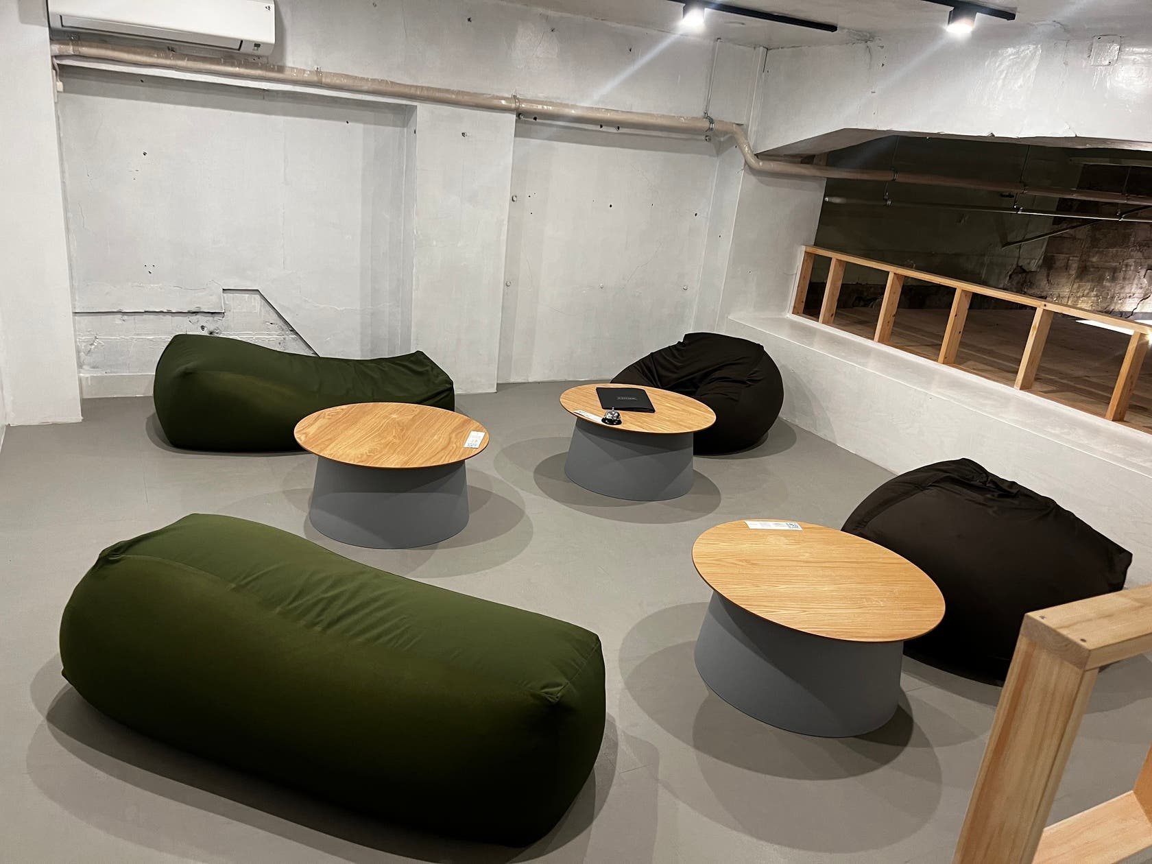 【熱海駅から徒歩18分】解放感のある落ち着いたカフェスペース！テレワーク・ソロワーク・作業・勉強・読書などにおすすめ！の写真5