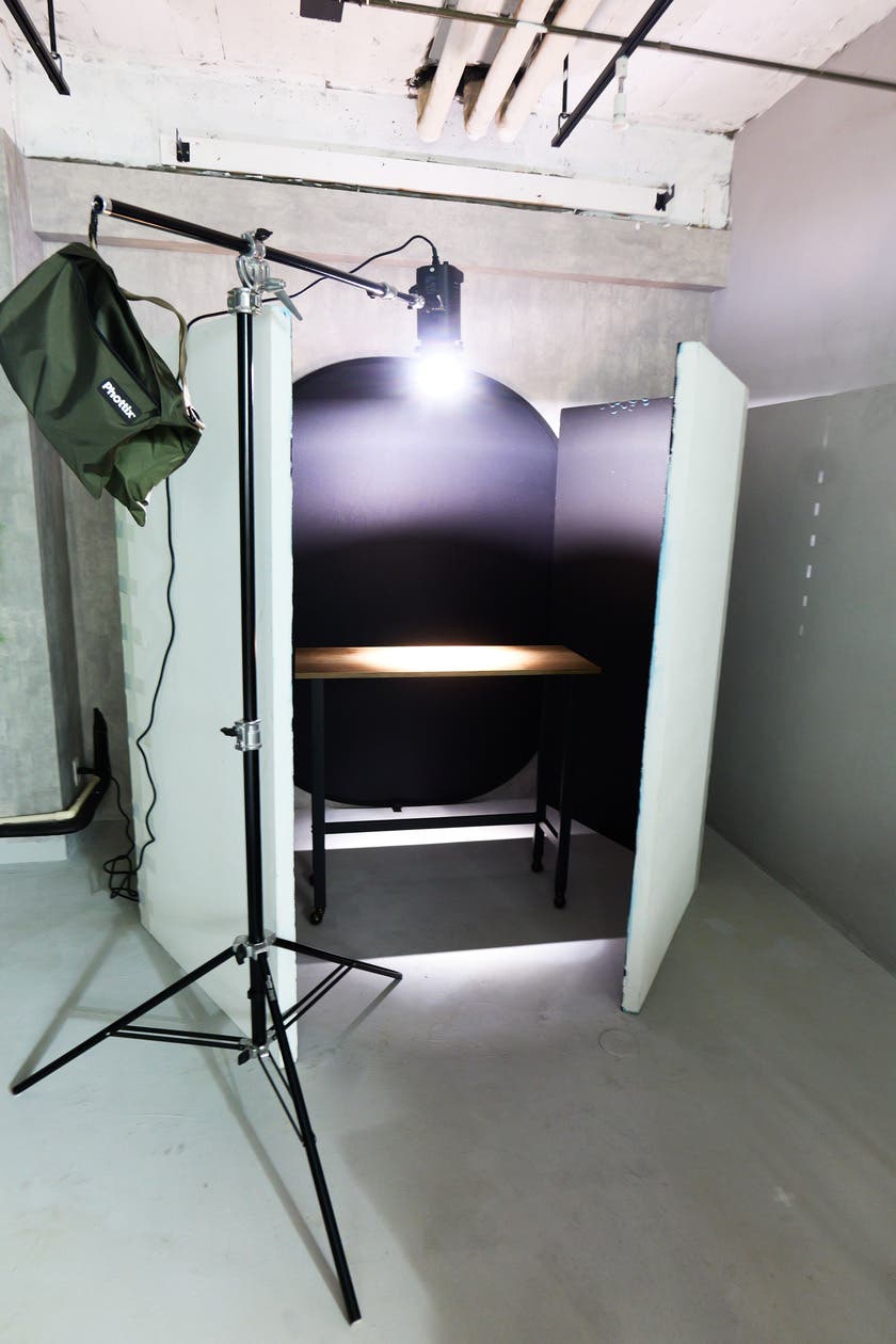 【控室有】モルタル・クンクリート・漆喰壁のある撮影スタジオ/コニカルスヌート/スワッグ/観葉植物/自然光の写真4