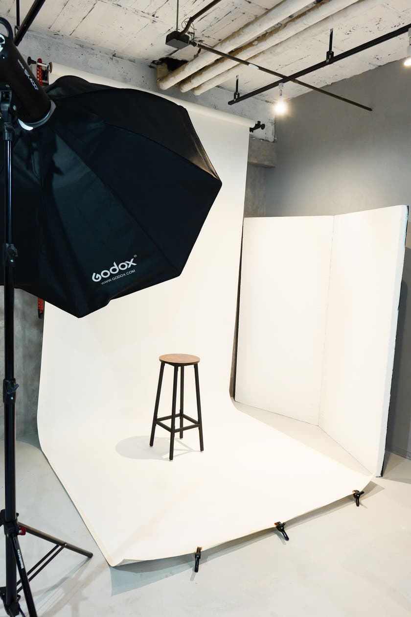 【控室有】モルタル・クンクリート・漆喰壁のある撮影スタジオ/コニカルスヌート/スワッグ/観葉植物/自然光の写真6