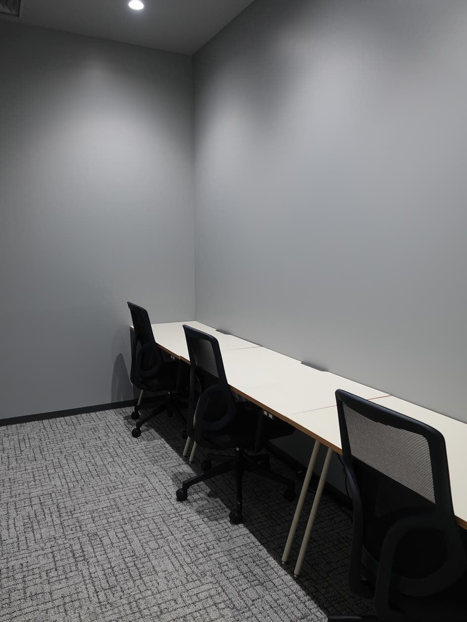 貸し会議室【Room3 - 3人部屋】 ｰ chilink WORKSITE MINATOMIRAI ※新高島駅から徒歩2分の写真1